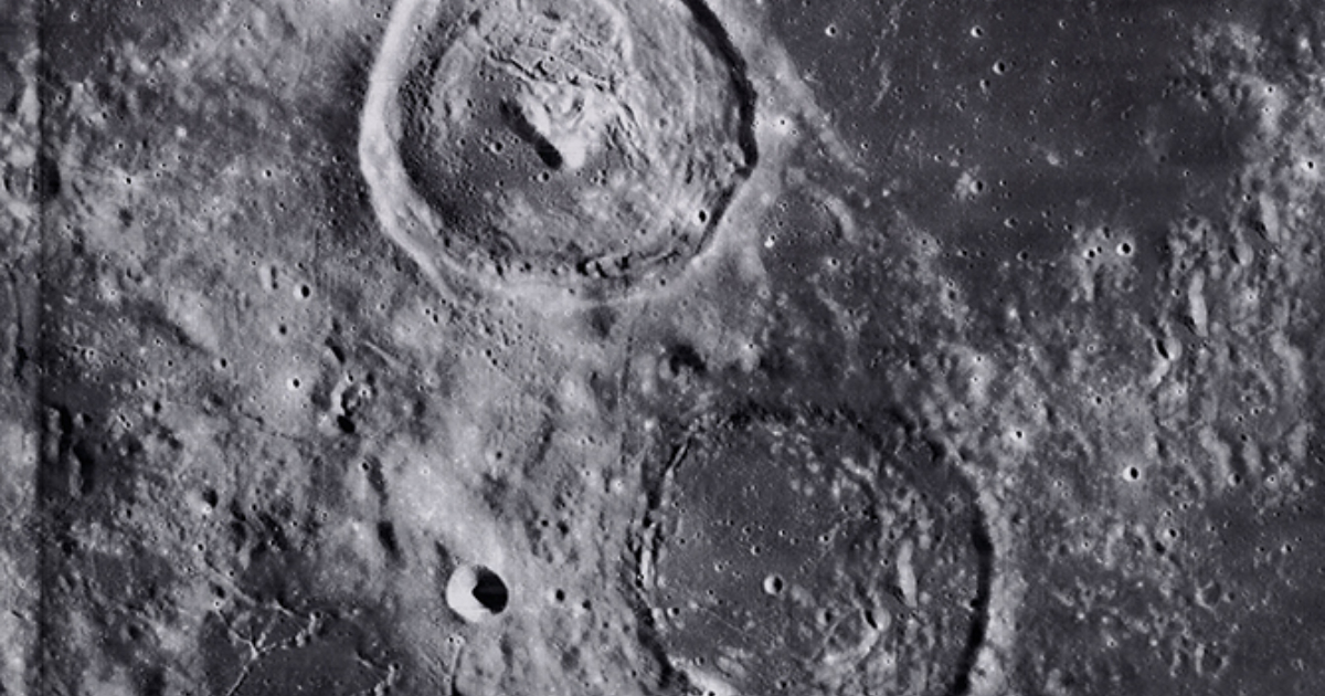 MOON – De maan in de fotografie, 1840—nu | Hannibal Books